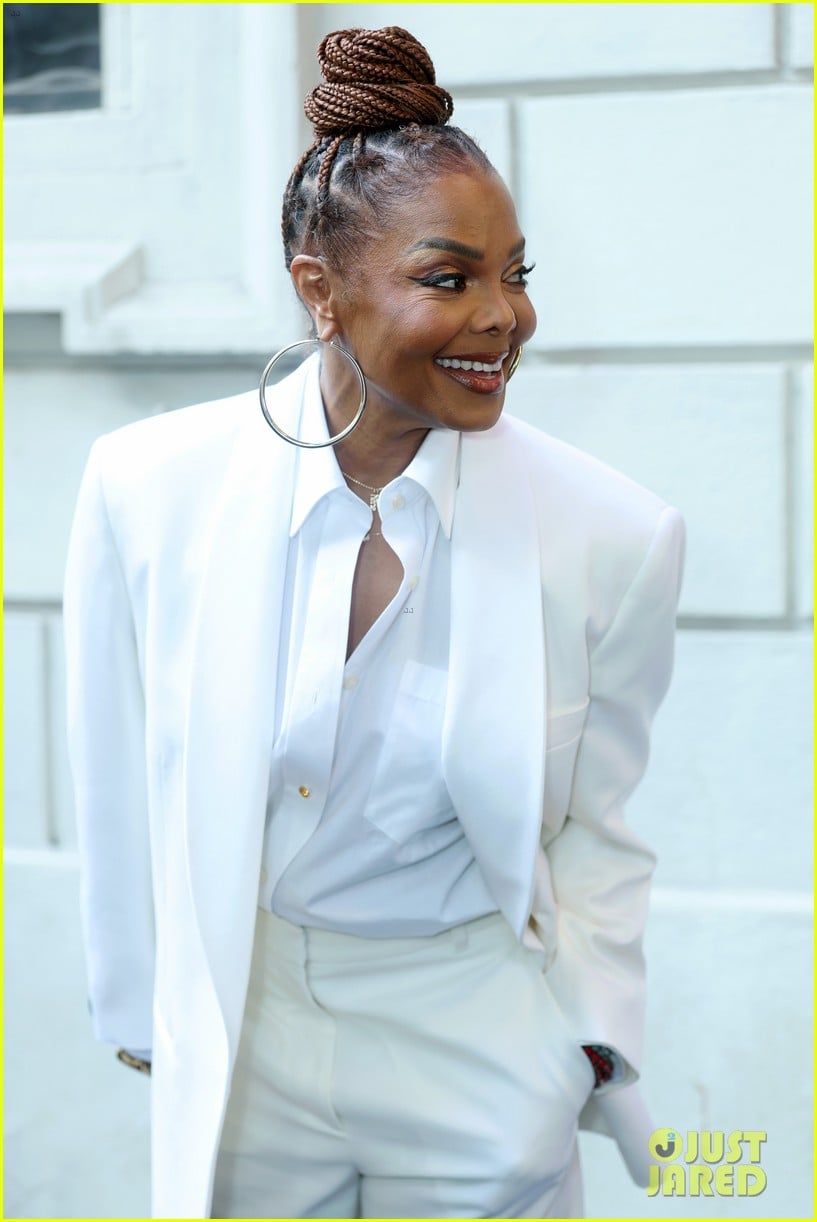 Janet Jackson Sparks Dating Rumors with Singer Maxwell While Holding ...