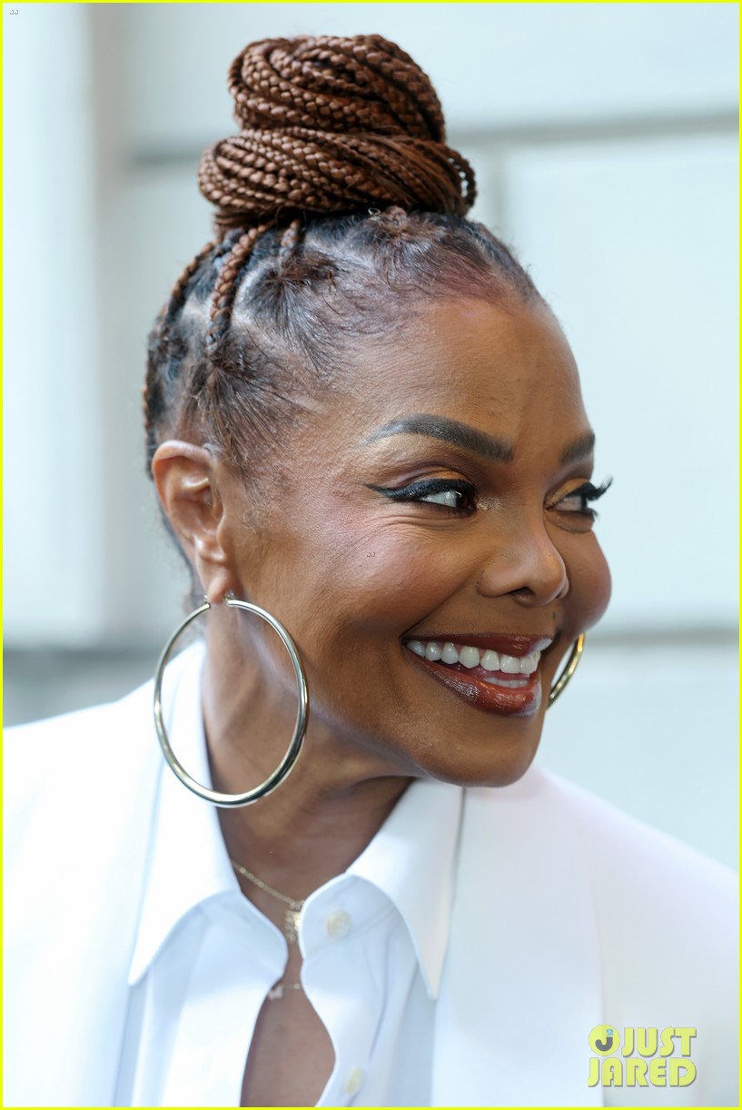 Janet Jackson Sparks Dating Rumors with Singer Maxwell While Holding ...
