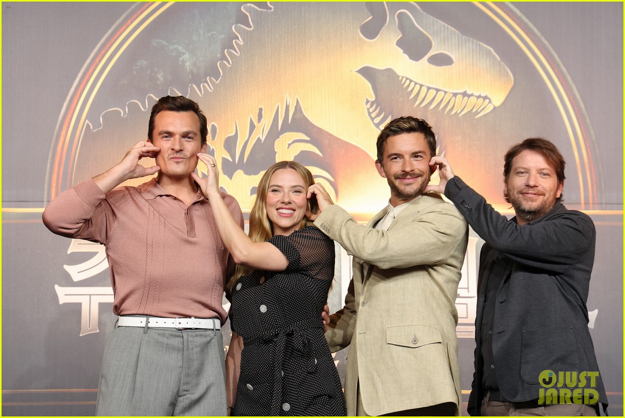 Scarlett Johansson, Jonathan Bailey, & Rupert Friend Get Silly on the ...