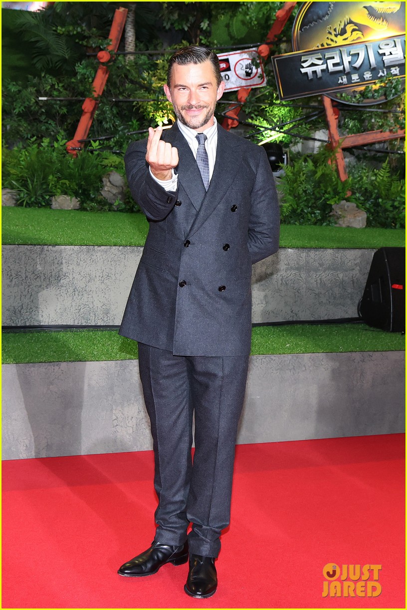 Scarlett Johansson, Jonathan Bailey, & Rupert Friend Get Silly on the ...