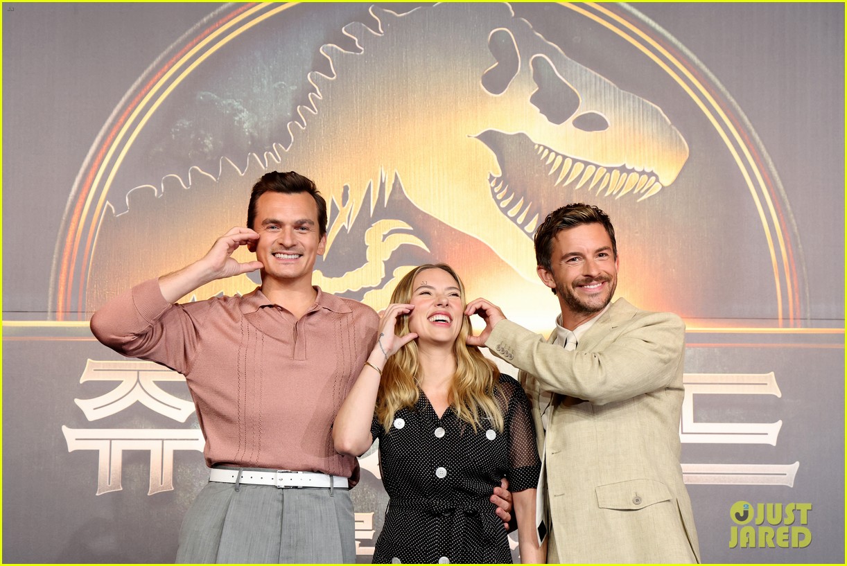 Scarlett Johansson, Jonathan Bailey, & Rupert Friend Get Silly on the ...