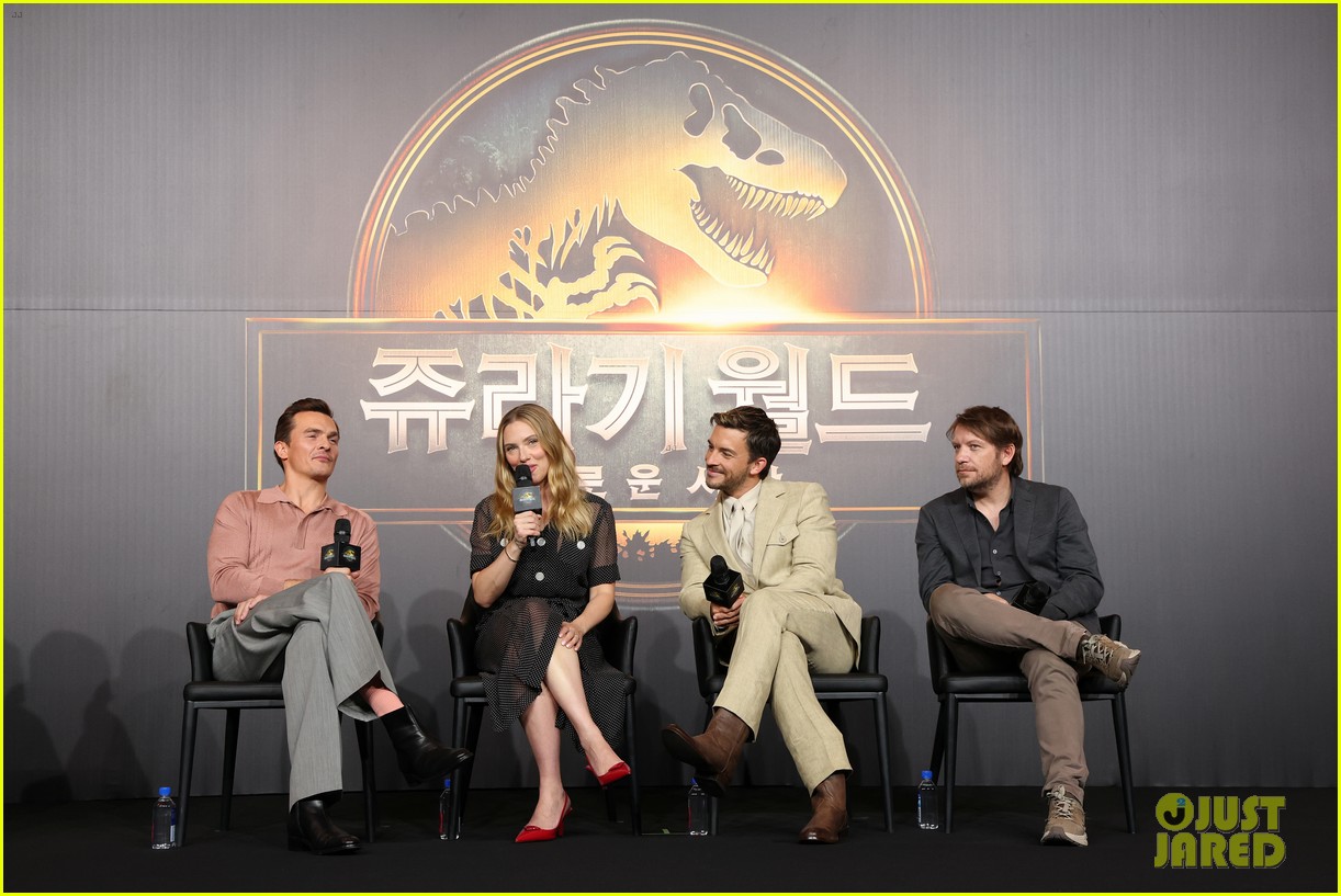 Scarlett Johansson, Jonathan Bailey, & Rupert Friend Get Silly on the ...