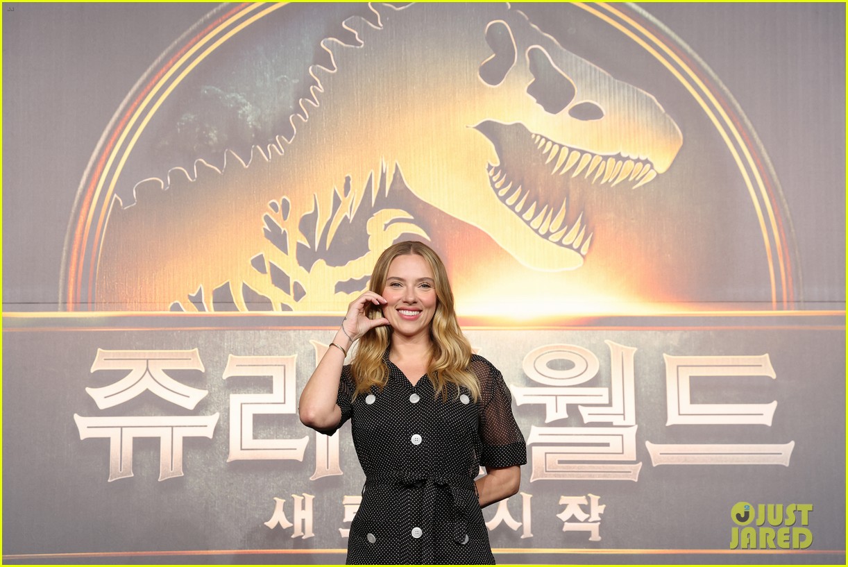 Scarlett Johansson, Jonathan Bailey, & Rupert Friend Get Silly on the ...