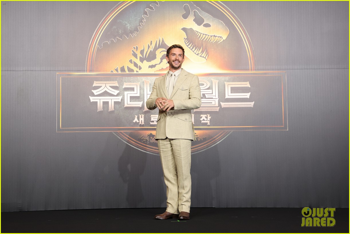 Scarlett Johansson, Jonathan Bailey, & Rupert Friend Get Silly on the ...