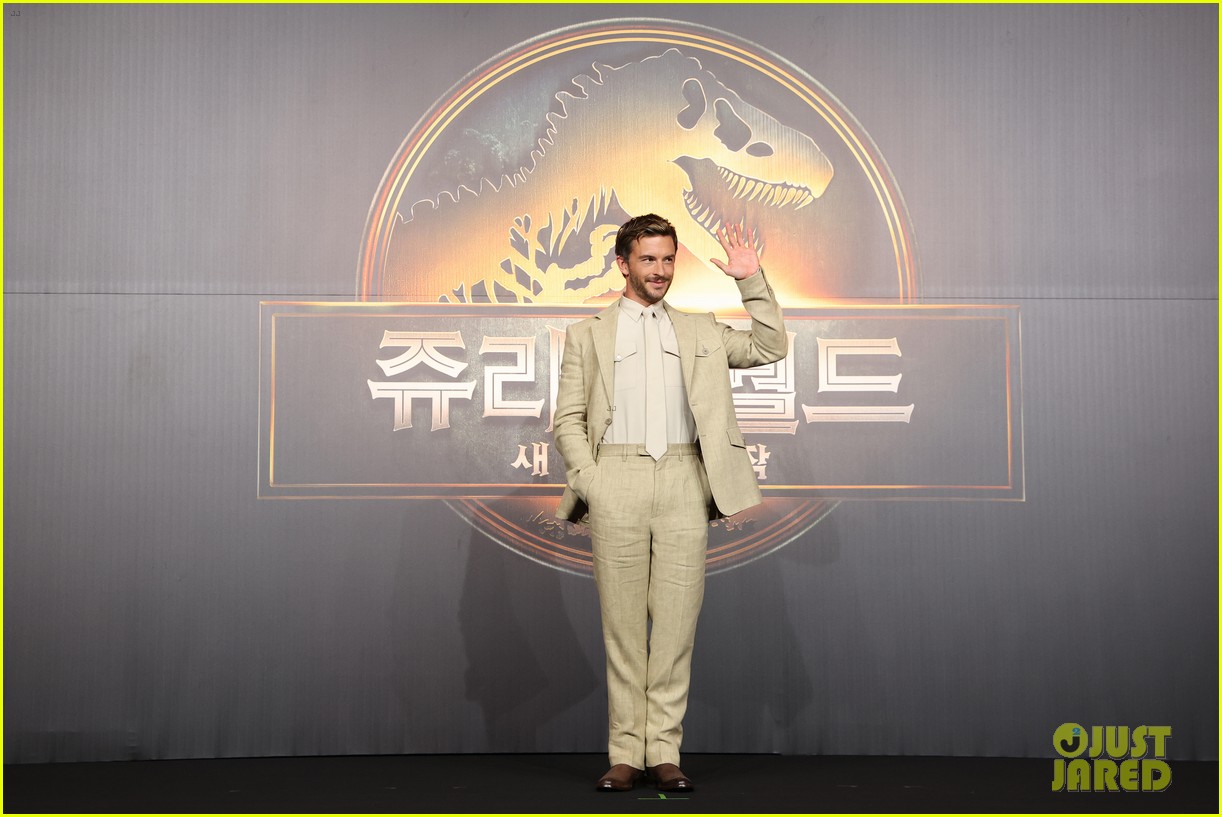 Scarlett Johansson, Jonathan Bailey, & Rupert Friend Get Silly on the ...