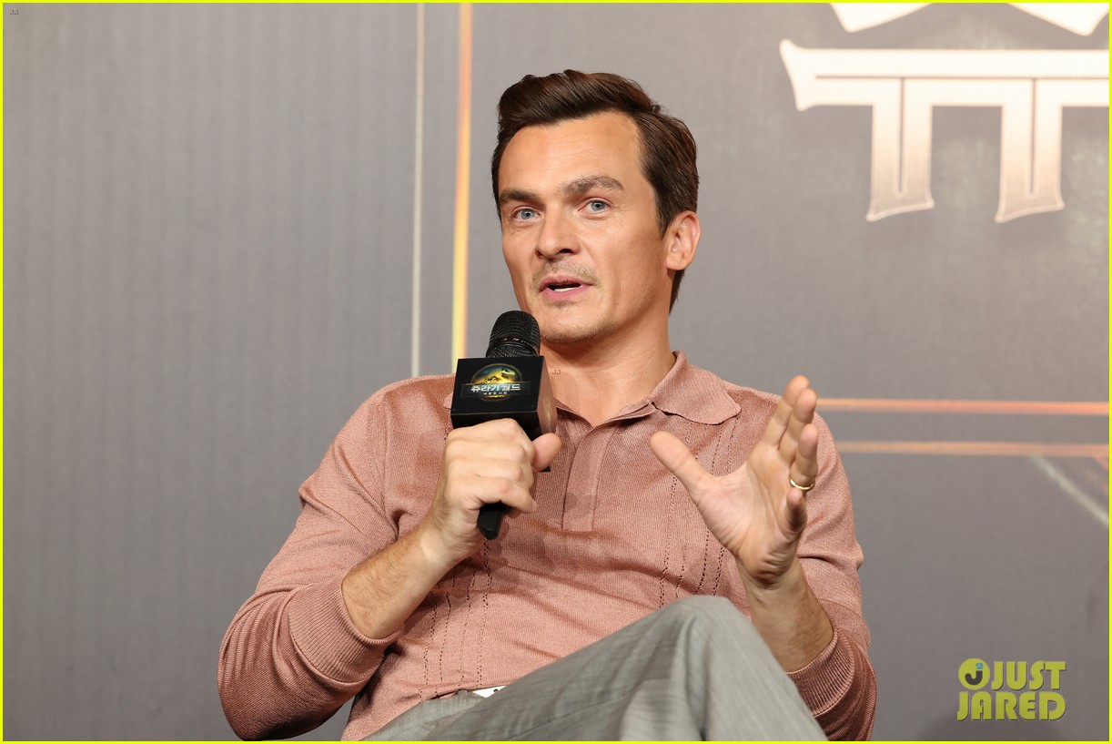 Scarlett Johansson, Jonathan Bailey, & Rupert Friend Get Silly on the ...