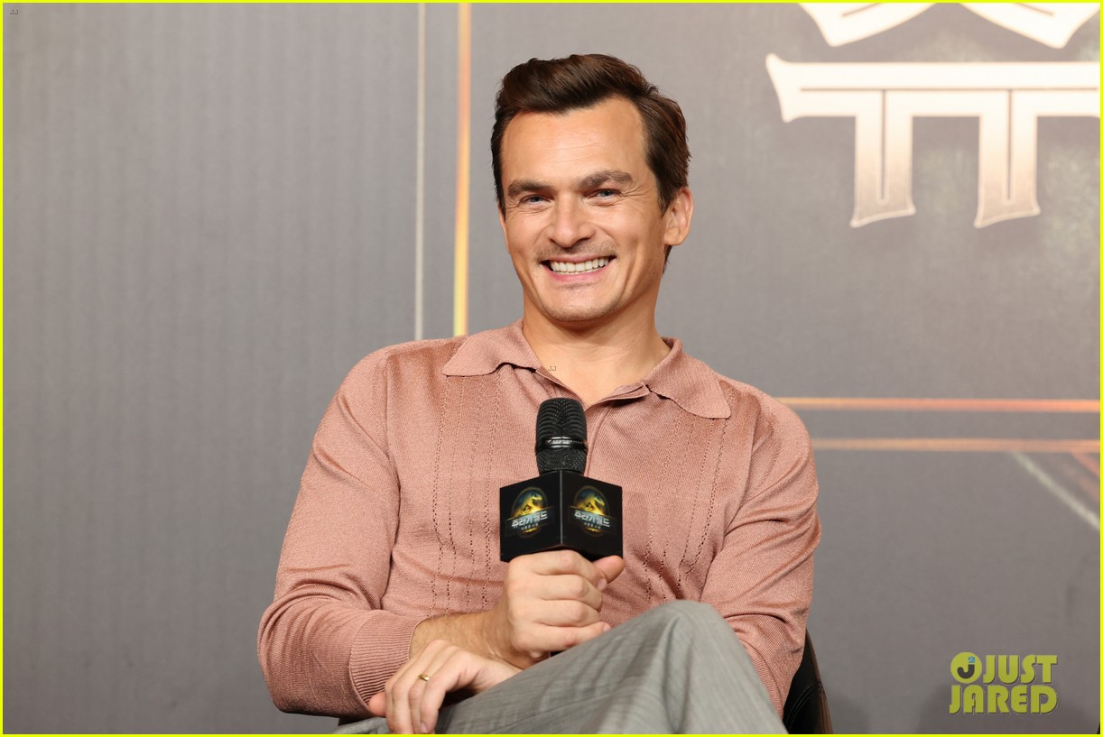 Scarlett Johansson, Jonathan Bailey, & Rupert Friend Get Silly on the ...