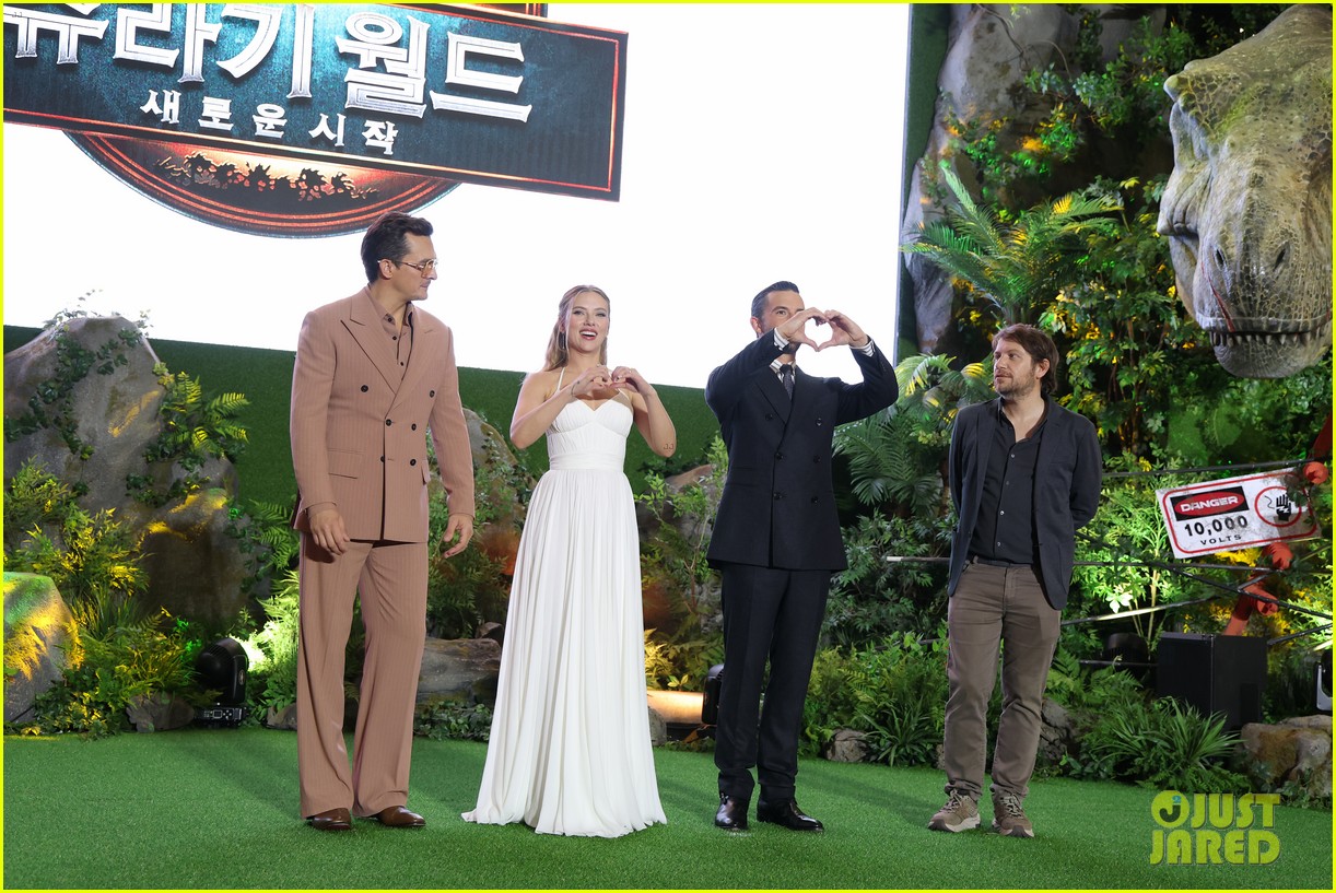 Scarlett Johansson, Jonathan Bailey, & Rupert Friend Get Silly on the ...