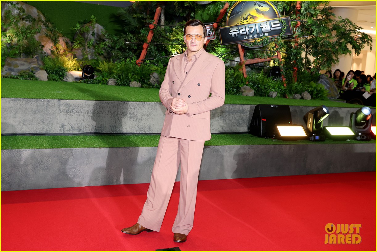 Scarlett Johansson, Jonathan Bailey, & Rupert Friend Get Silly on the ...