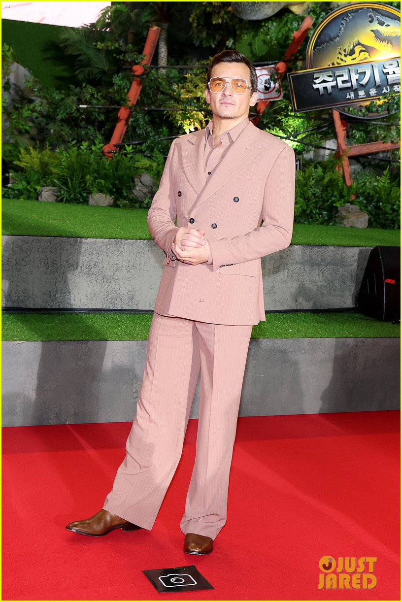 Scarlett Johansson, Jonathan Bailey, & Rupert Friend Get Silly on the ...