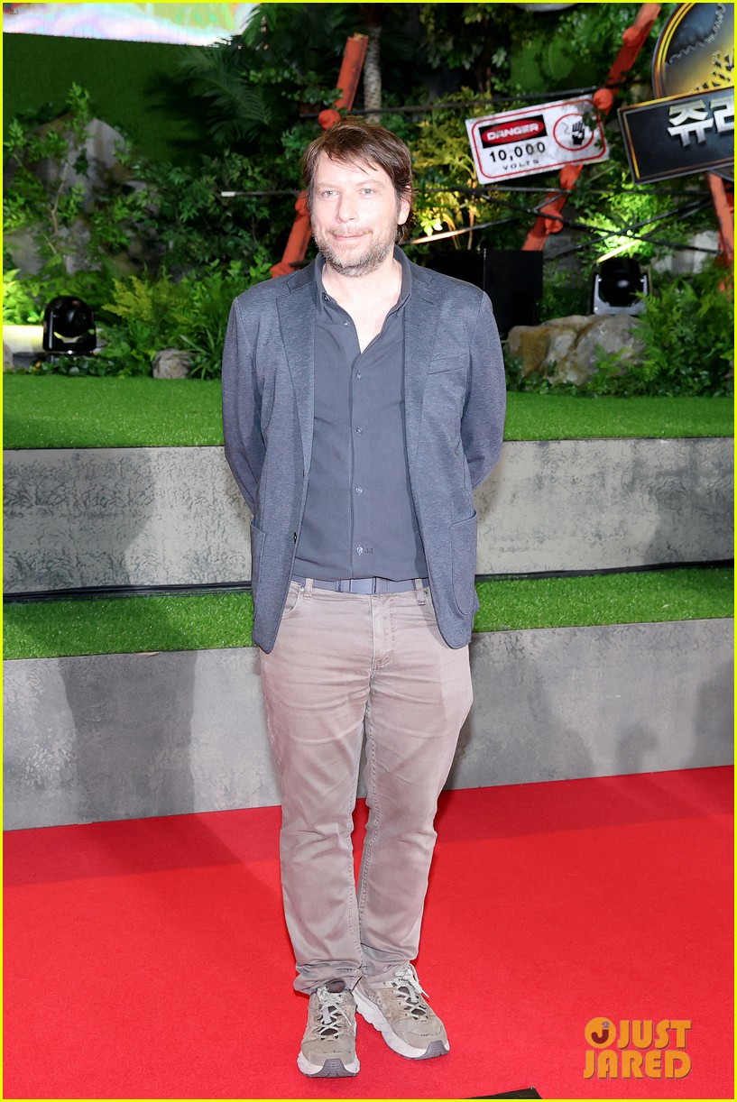 Scarlett Johansson, Jonathan Bailey, & Rupert Friend Get Silly on the ...