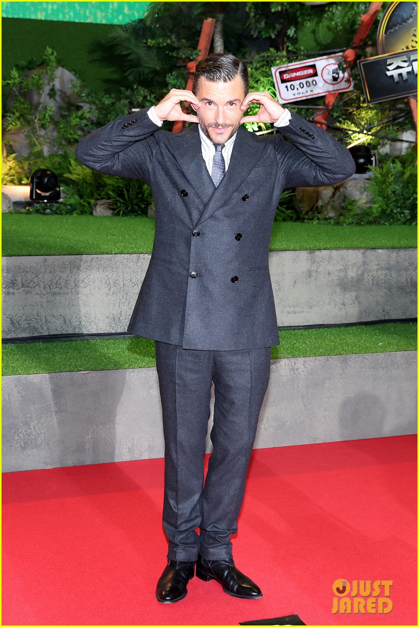 Scarlett Johansson, Jonathan Bailey, & Rupert Friend Get Silly on the ...