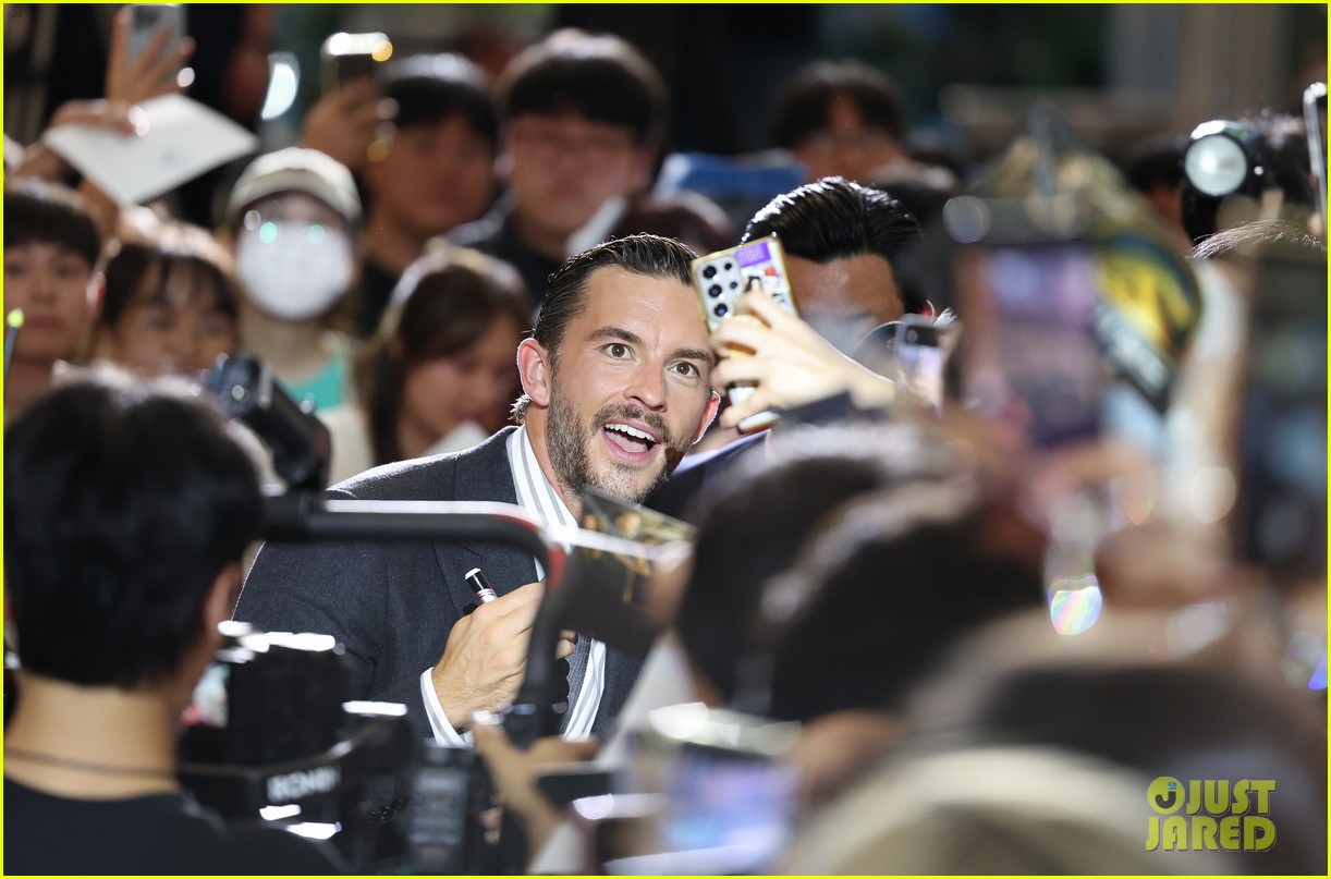 Scarlett Johansson, Jonathan Bailey, & Rupert Friend Get Silly on the ...