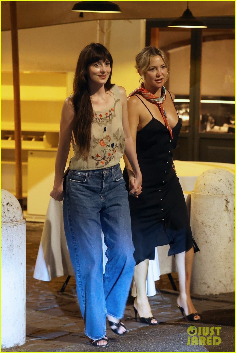 Dakota Johnson & Kate Hudson Run Into Ricky Martin While Having Dinner ...