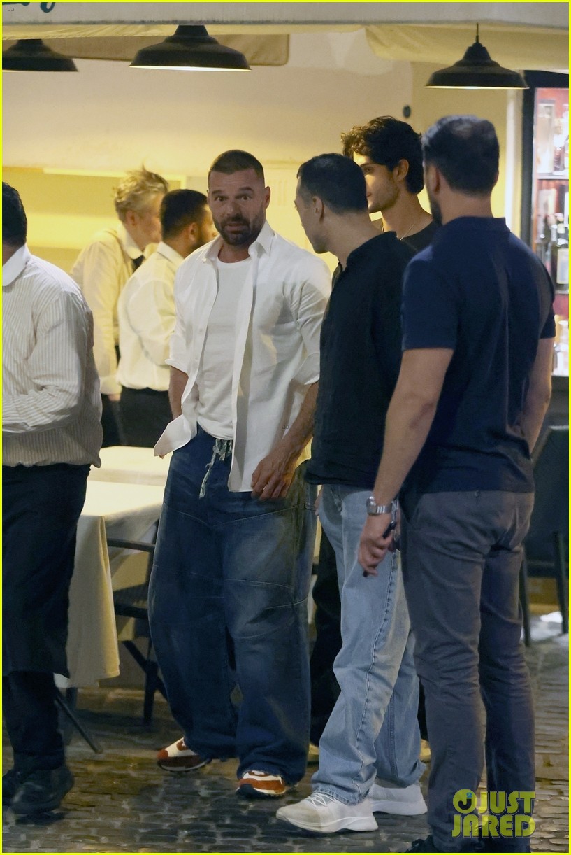 Dakota Johnson & Kate Hudson Run Into Ricky Martin While Having Dinner ...