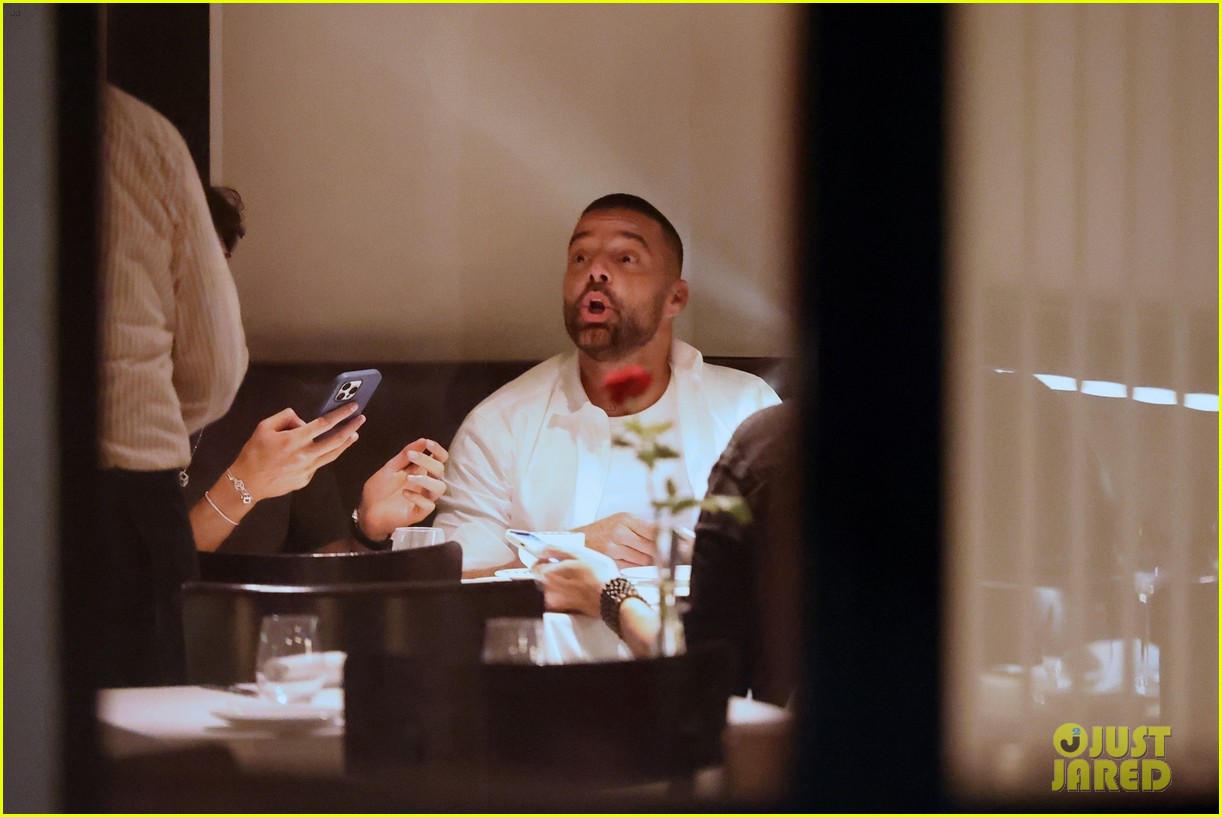 Dakota Johnson & Kate Hudson Run Into Ricky Martin While Having Dinner ...