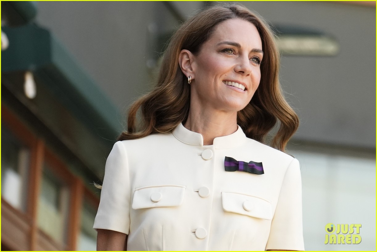 Kate Middleton Receives Standing Ovation as She Arrives at Wimbledon ...