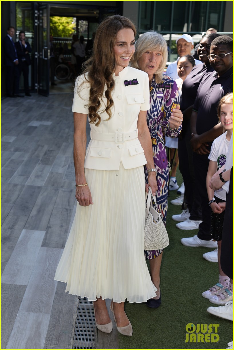 Kate Middleton Receives Standing Ovation as She Arrives at Wimbledon ...