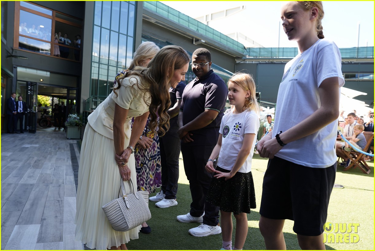 Kate Middleton Receives Standing Ovation as She Arrives at Wimbledon ...