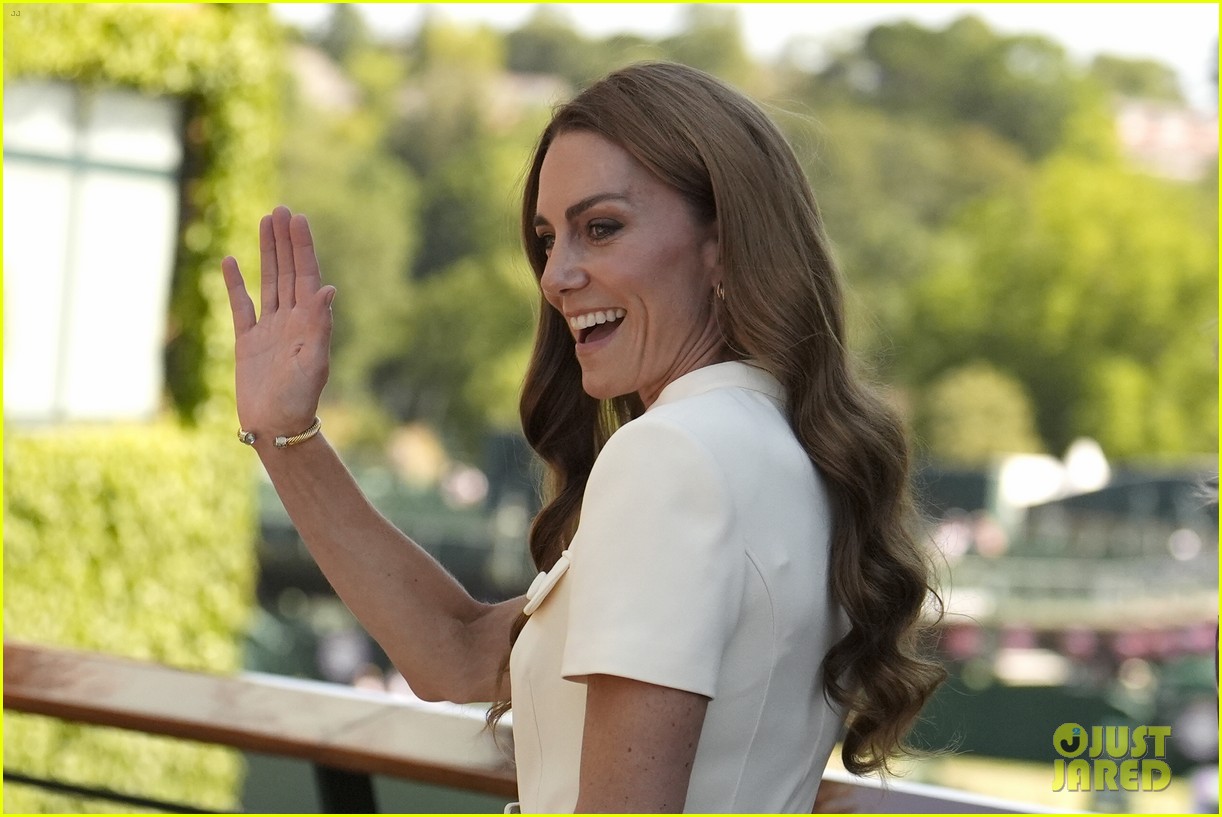 Kate Middleton Receives Standing Ovation as She Arrives at Wimbledon ...