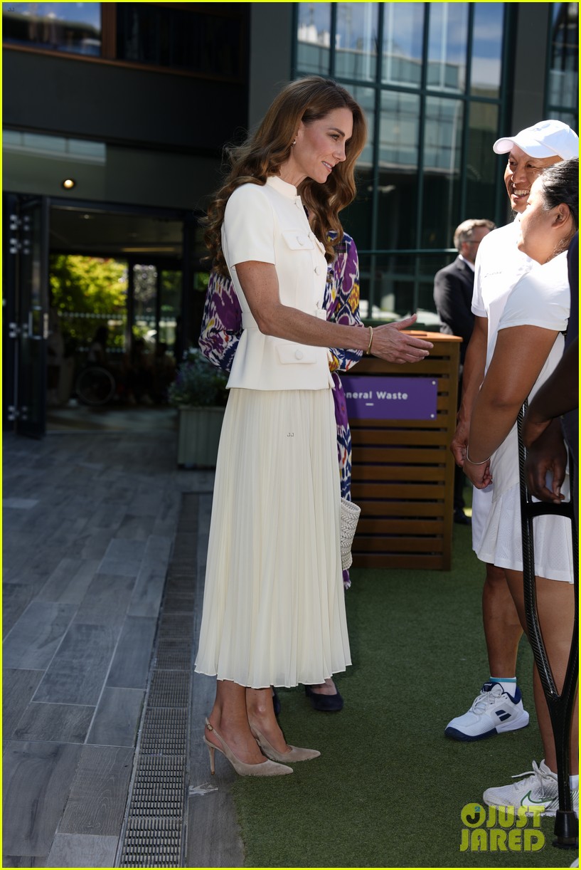 Kate Middleton Receives Standing Ovation as She Arrives at Wimbledon ...