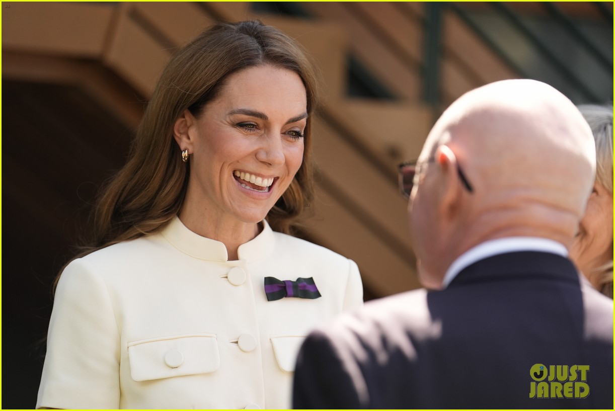 Kate Middleton Receives Standing Ovation as She Arrives at Wimbledon ...