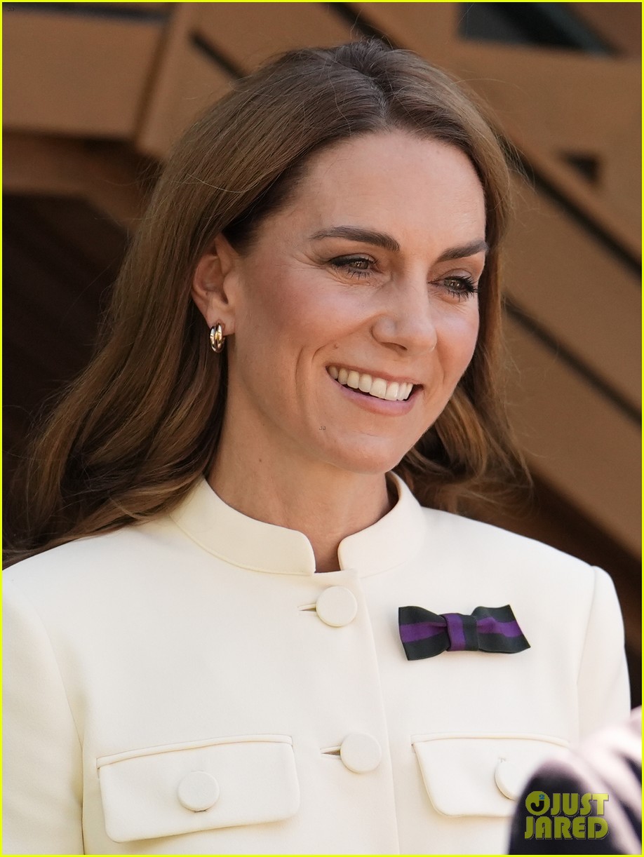 Kate Middleton Receives Standing Ovation as She Arrives at Wimbledon ...