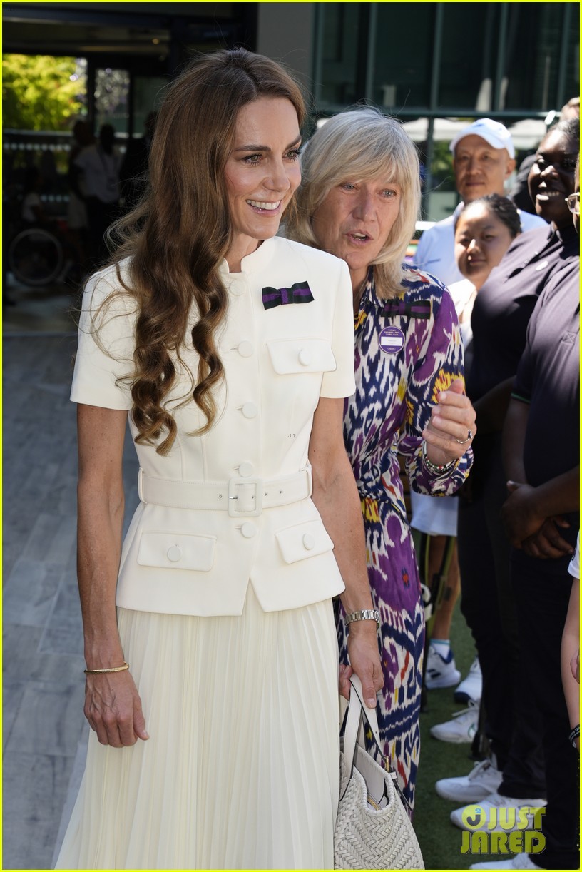 Kate Middleton Receives Standing Ovation as She Arrives at Wimbledon ...