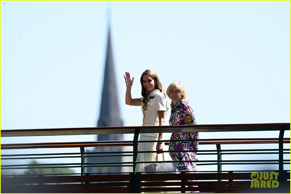 Kate Middleton Receives Standing Ovation as She Arrives at Wimbledon ...