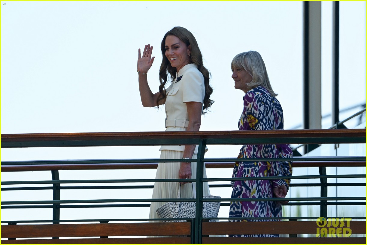 Kate Middleton Receives Standing Ovation as She Arrives at Wimbledon ...
