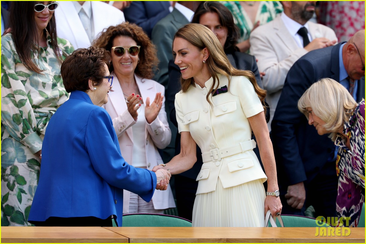 Kate Middleton Receives Standing Ovation as She Arrives at Wimbledon ...