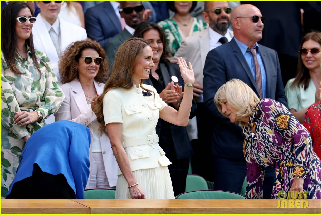 Kate Middleton Receives Standing Ovation as She Arrives at Wimbledon ...