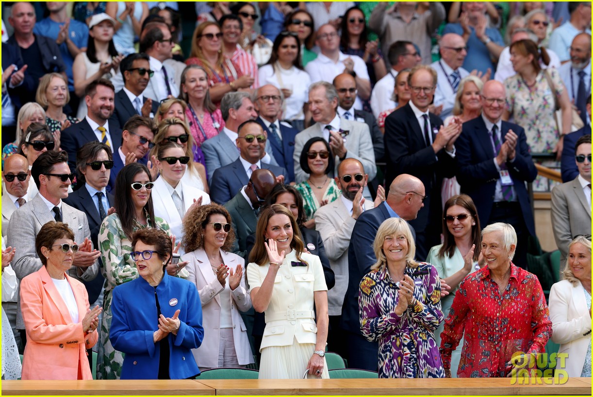 Kate Middleton Receives Standing Ovation as She Arrives at Wimbledon ...