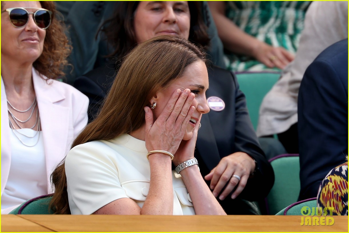 Kate Middleton Receives Standing Ovation as She Arrives at Wimbledon ...
