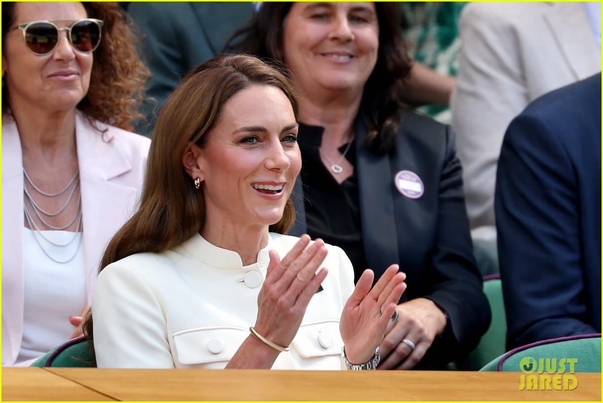 Kate Middleton Receives Standing Ovation as She Arrives at Wimbledon ...