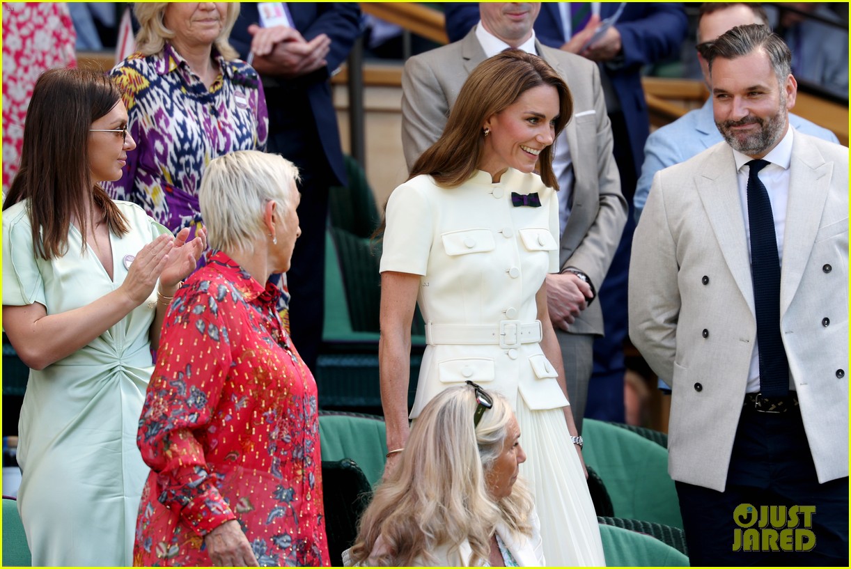 Kate Middleton Receives Standing Ovation as She Arrives at Wimbledon ...