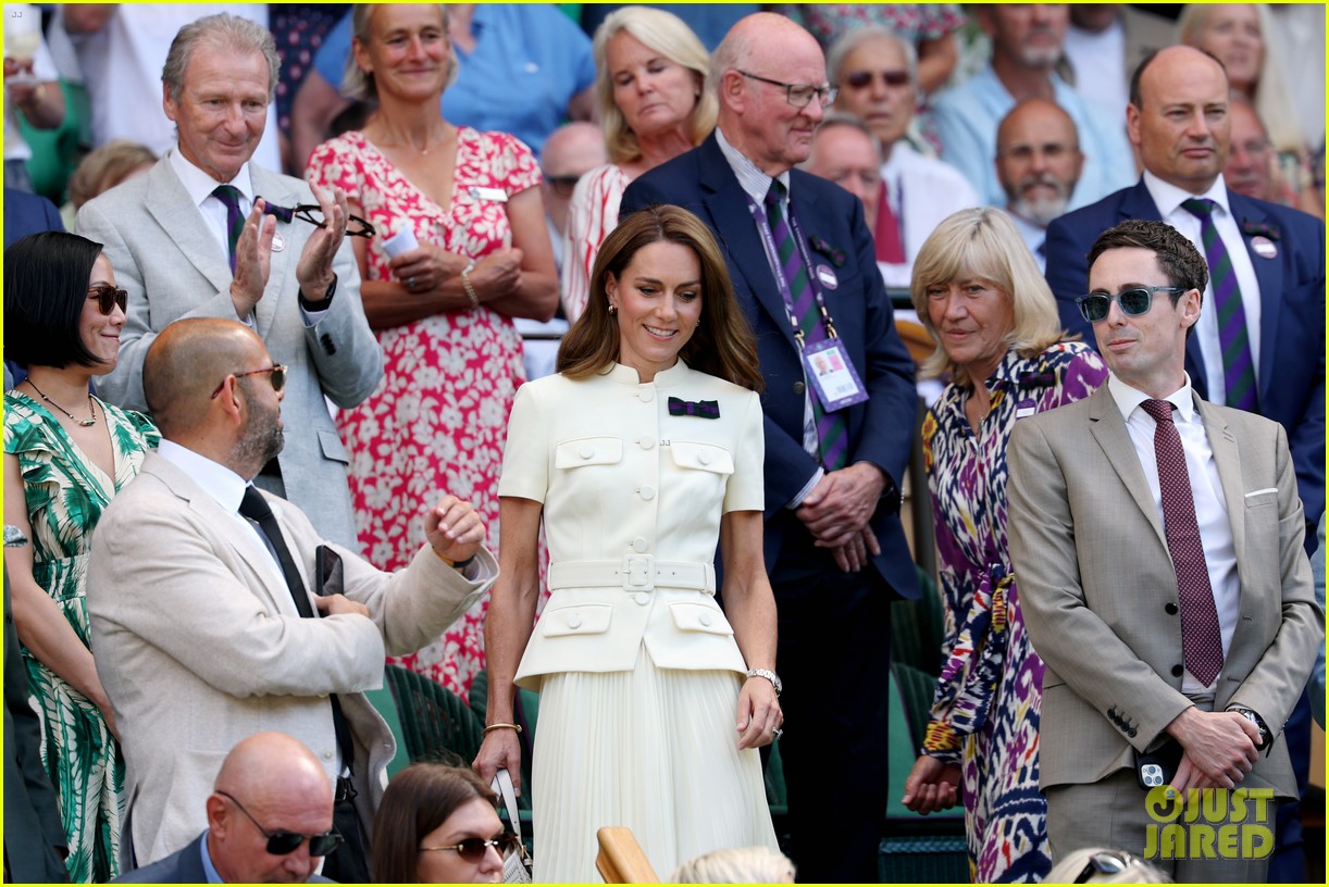 Kate Middleton Receives Standing Ovation as She Arrives at Wimbledon ...
