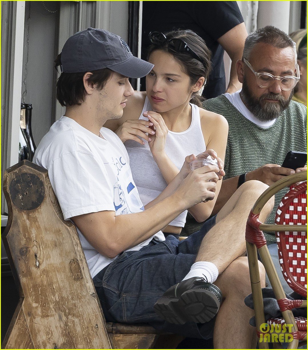 Olivia Rodrigo & Boyfriend Louis Partridge Bike Together in London: Photo 5186220 | Photos ...