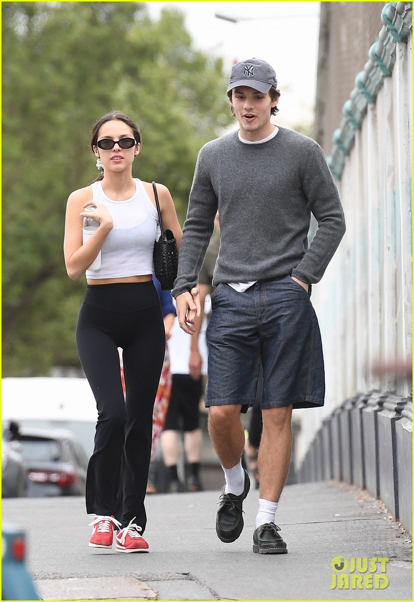 Olivia Rodrigo & Boyfriend Louis Partridge Bike Together in London: Photo 5186223 | Photos ...