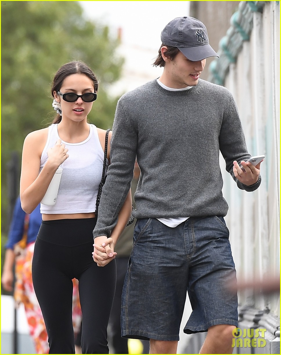 Olivia Rodrigo & Boyfriend Louis Partridge Bike Together in London: Photo 5186225 | Photos ...