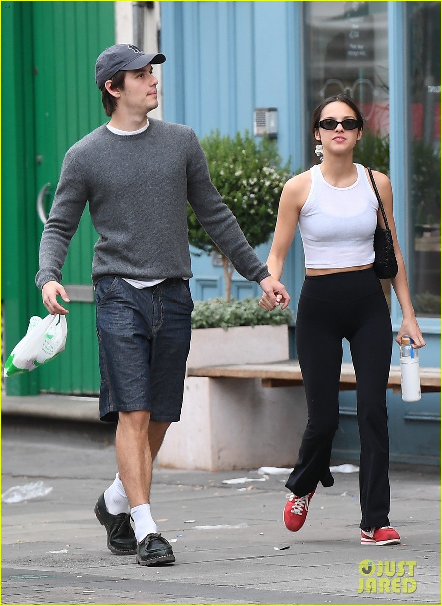 Olivia Rodrigo & Boyfriend Louis Partridge Bike Together in London: Photo 5186229 | Photos ...