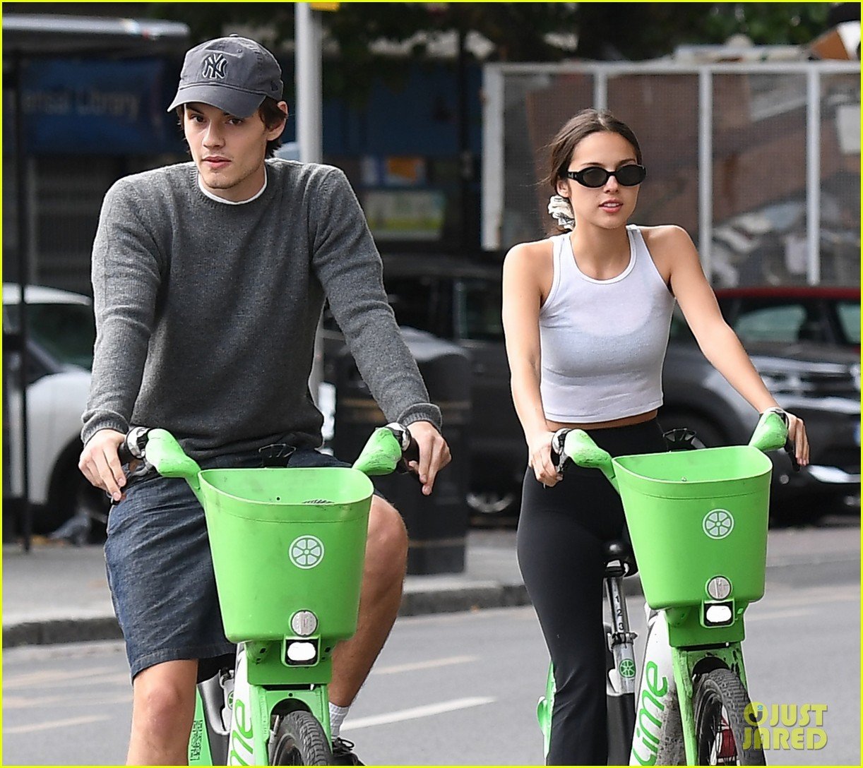 Olivia Rodrigo & Boyfriend Louis Partridge Bike Together in London: Photo 5186234 | Photos ...