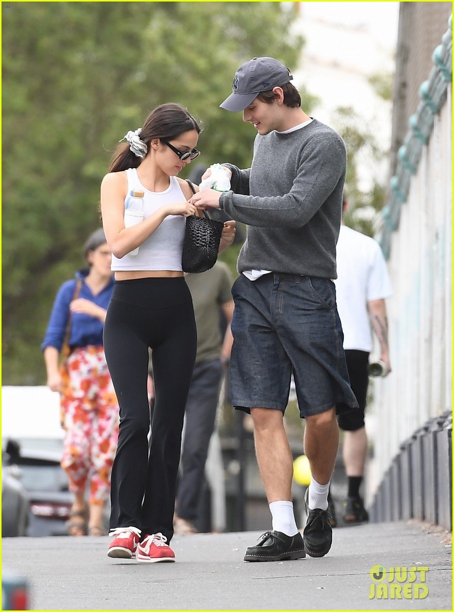 Olivia Rodrigo & Boyfriend Louis Partridge Bike Together in London: Photo 5186238 | Photos ...