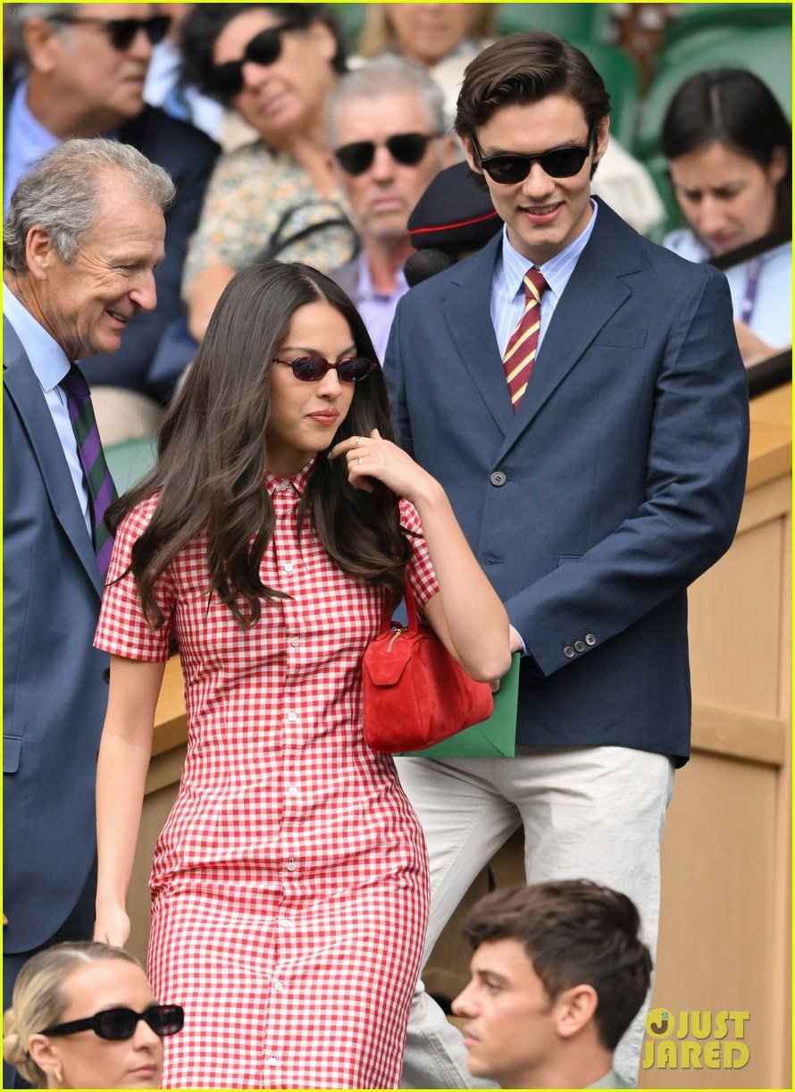 Olivia Rodrigo & Boyfriend Louis Partridge Look So Cute Together at ...