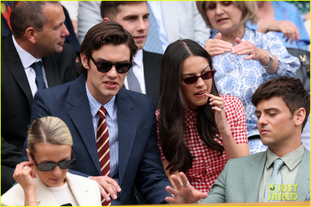 Olivia Rodrigo & Boyfriend Louis Partridge Look So Cute Together at ...