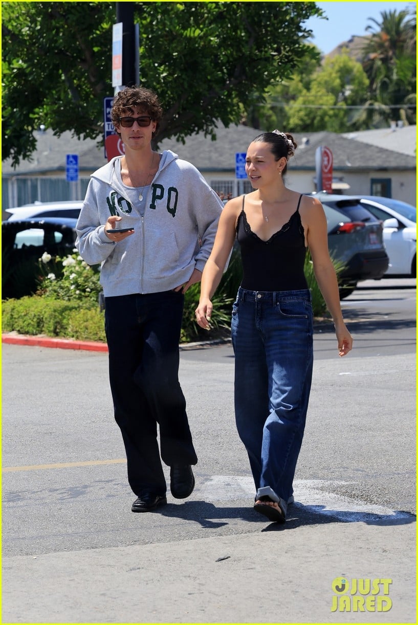 Shawn Mendes Visits Farmers Market with Sister Aaliyah in L.A.: Photo ...