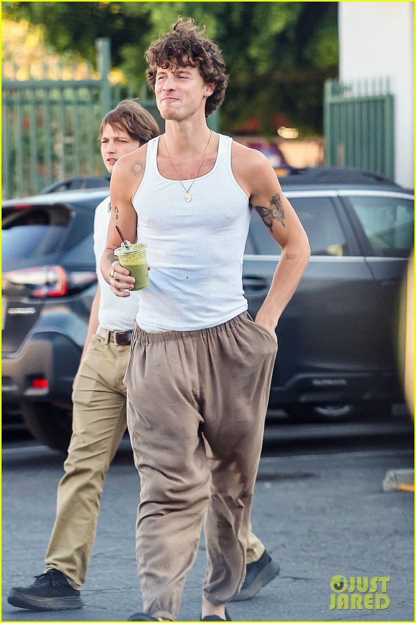 Shawn Mendes Shops for Groceries With His Family in LA: Photo 5181607 ...