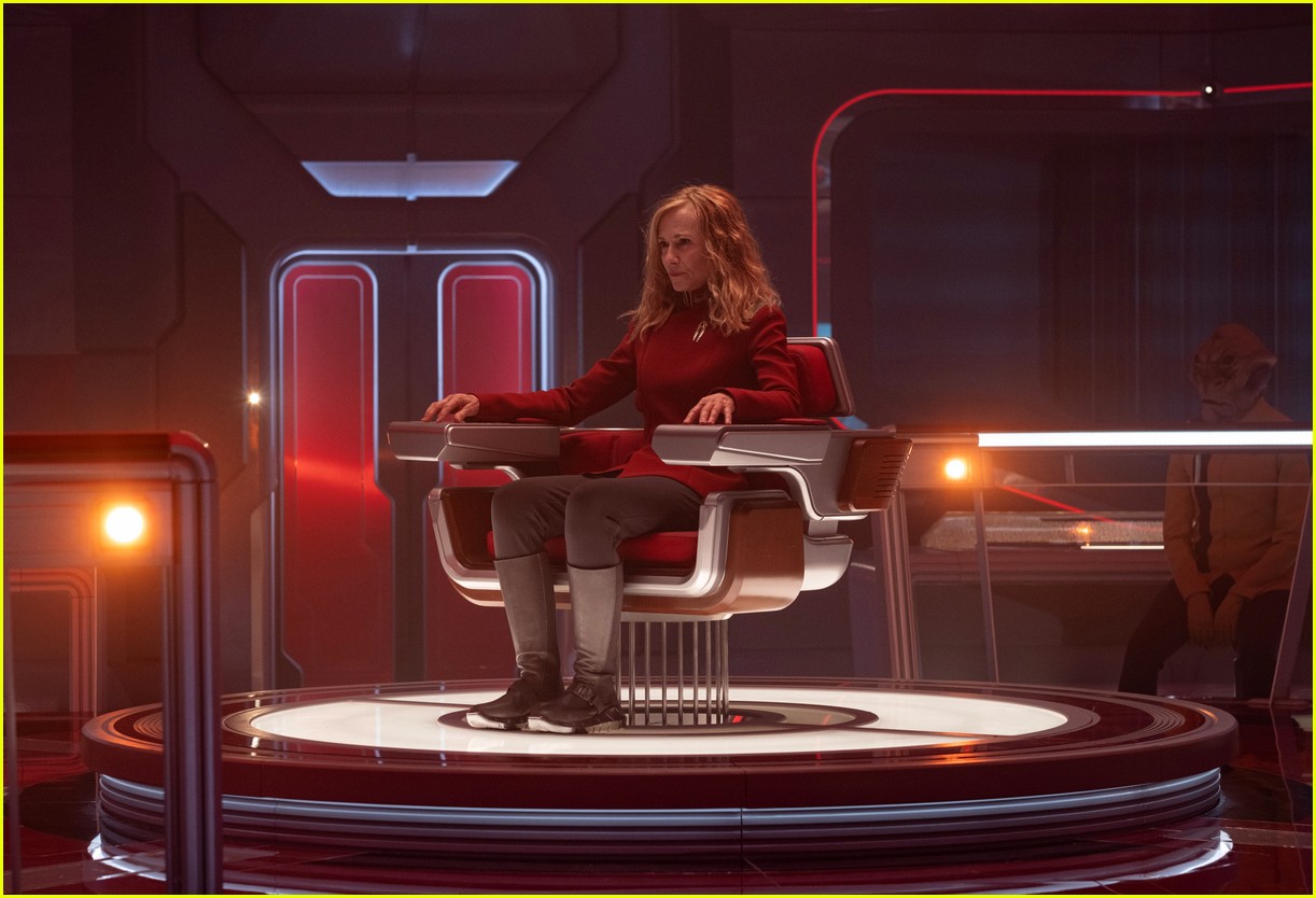 'Star Trek: Starfleet Academy' Gets First Look Teaser Trailer, Will ...