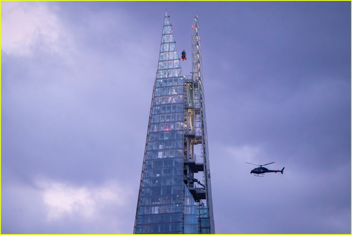 'Superman' Stars Visit London's Shard to See Awesome Statue Spectacle ...