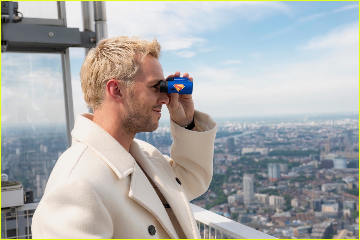 'Superman' Stars Visit London's Shard to See Awesome Statue Spectacle ...